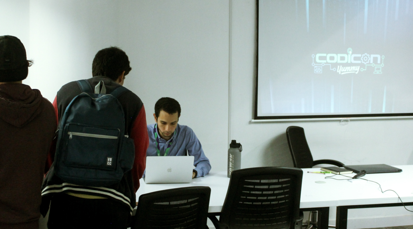 Yummy CodiCon: un hackathon que llegó por delivery